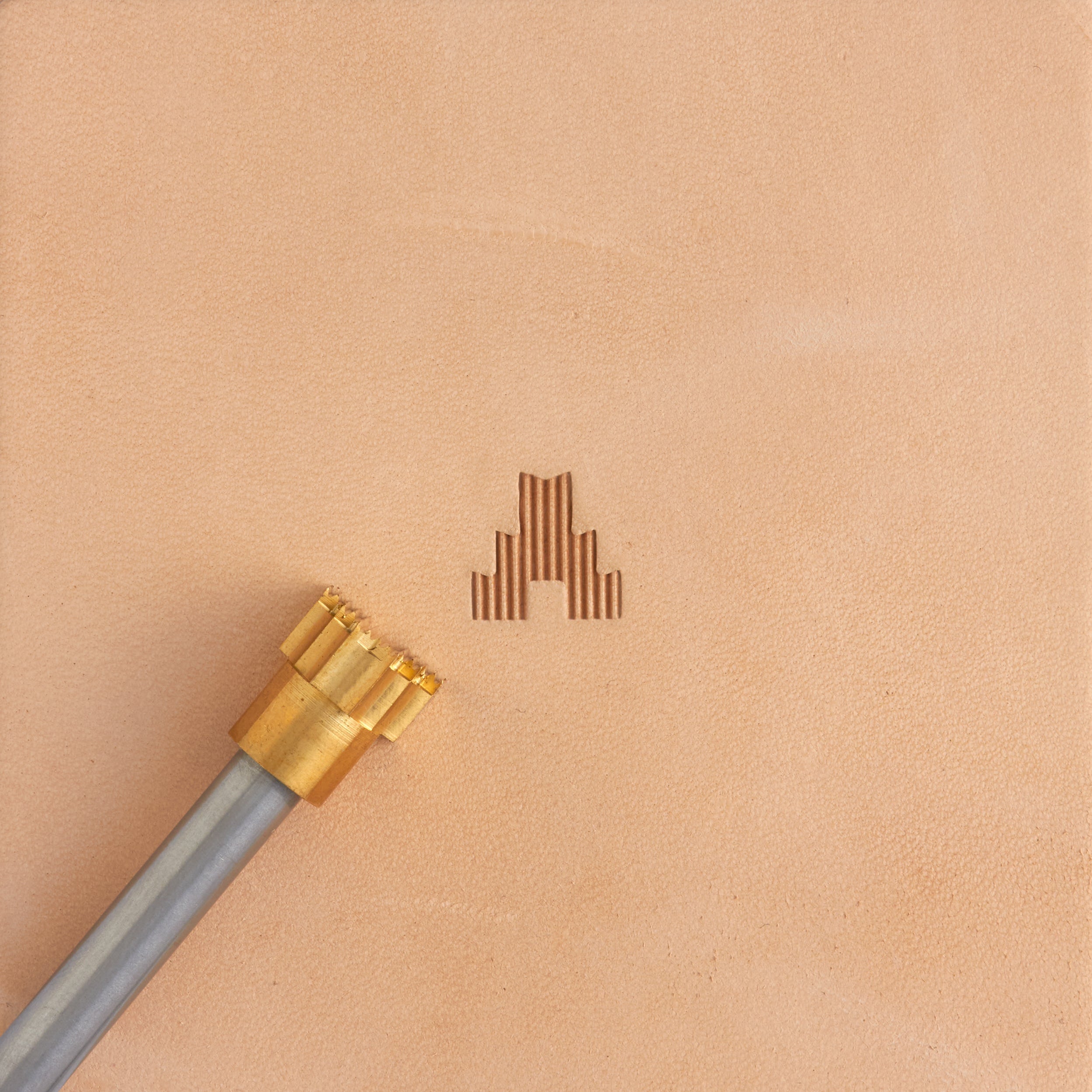 Timbre en laiton à bordure pyramidale — Tandy Leather, Inc.